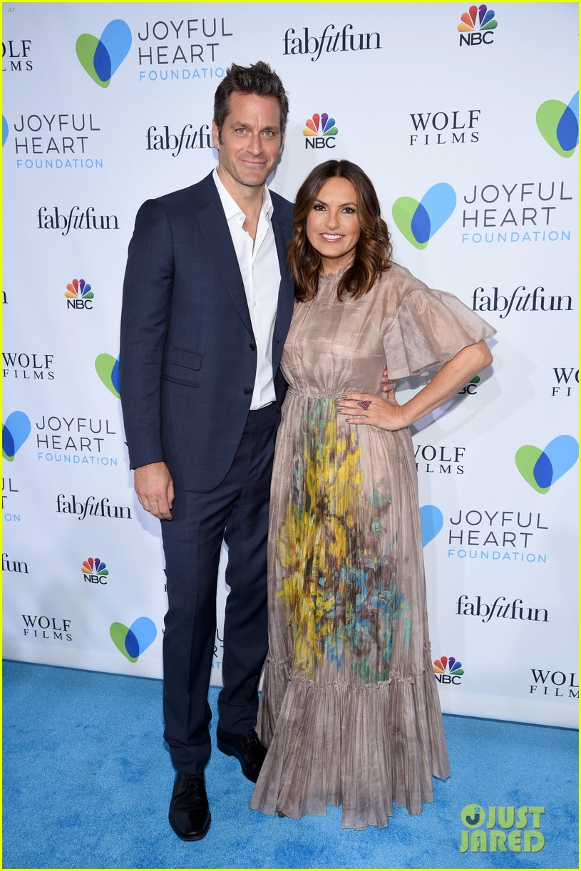 Mariska Hargitay Gets Support From Hubby Peter Hermann & Debra Messing ...