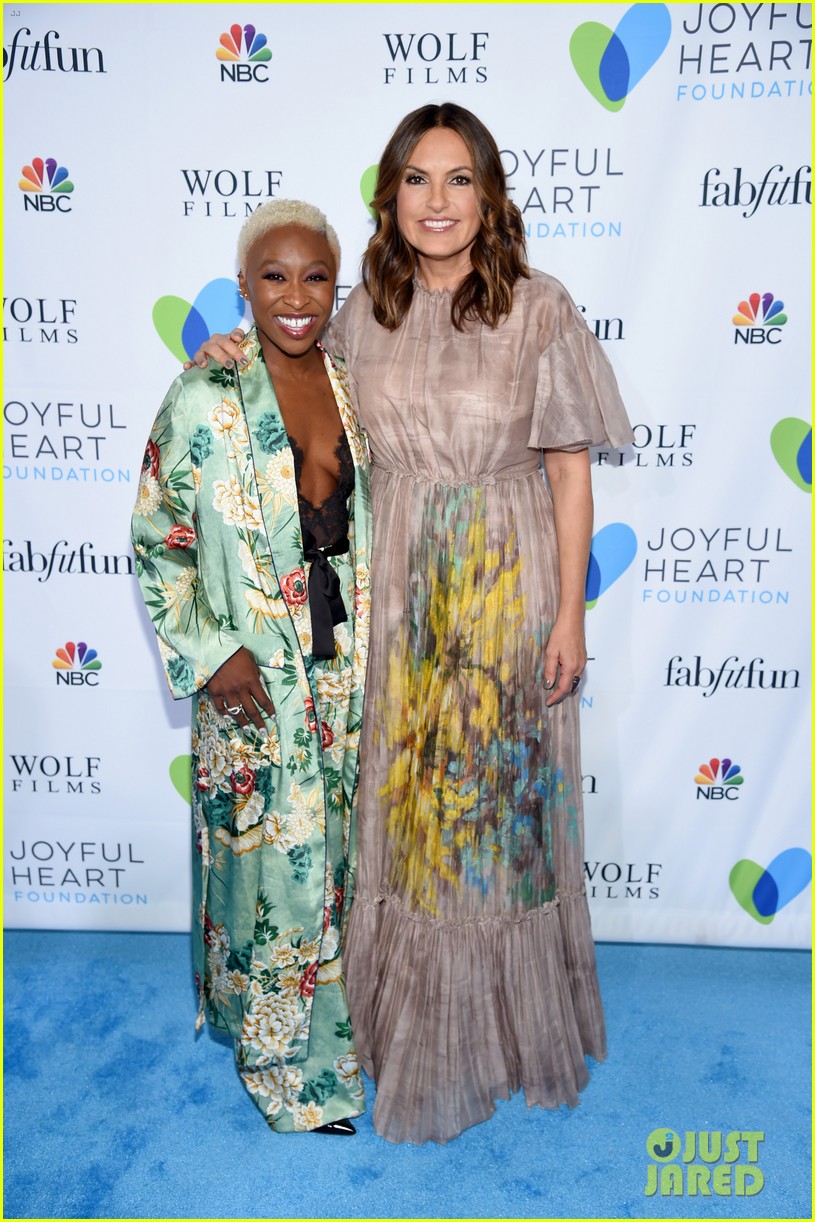 Mariska Hargitay Gets Support From Hubby Peter Hermann & Debra Messing ...