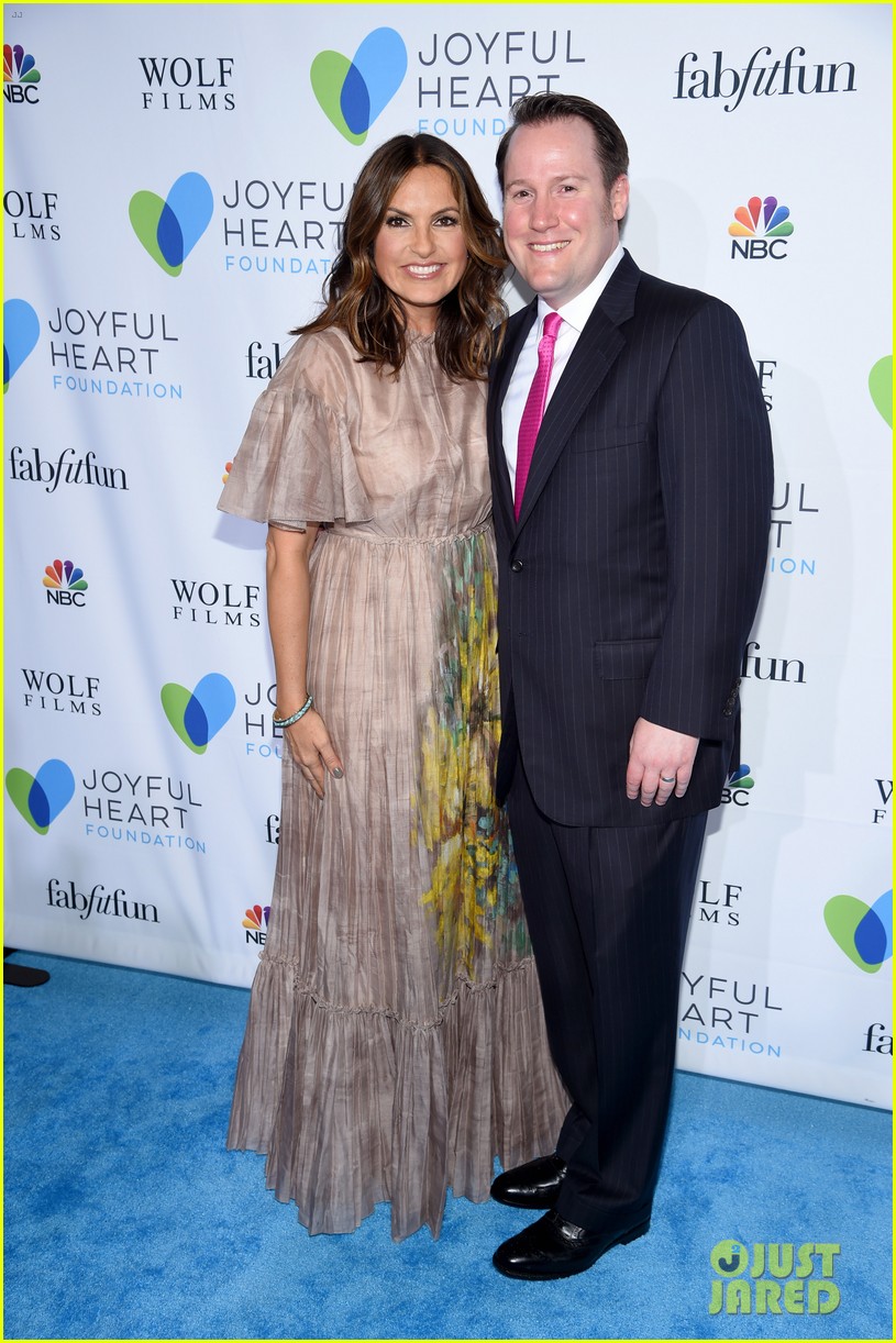 Mariska Hargitay Gets Support From Hubby Peter Hermann & Debra Messing ...