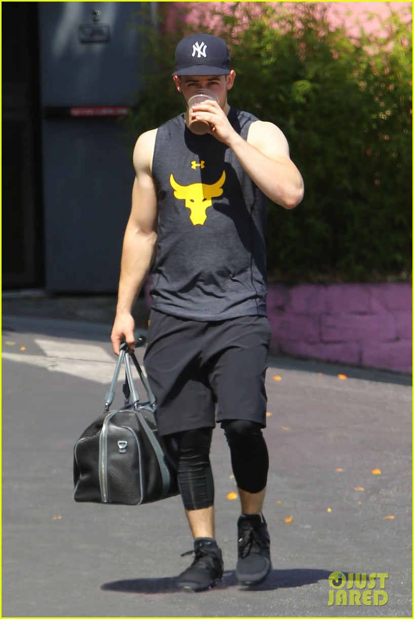 Nick Jonas Bares His Buff Biceps Ahead of Dior Fashion Show: Photo ...