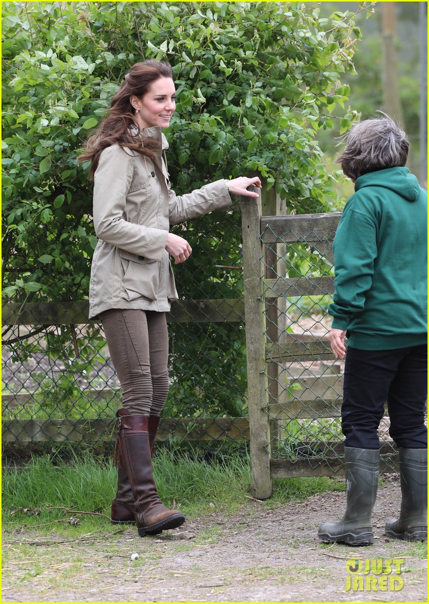 Kate Middleton Takes a Trip to a Children's Farm & Feeds a Lamb!: Photo ...
