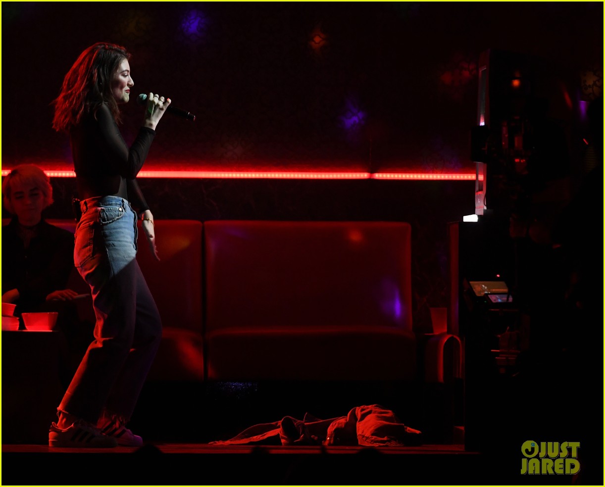 Lorde's Billboard Music Awards 2017 Performance Video - Watch Now ...