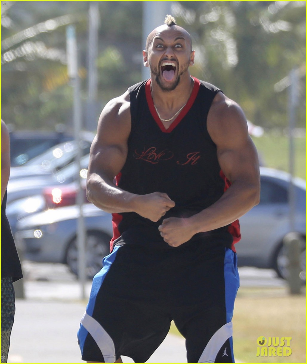 Jason Momoa Flexes His Huge Biceps for the Camera!: Photo 3894599 ...