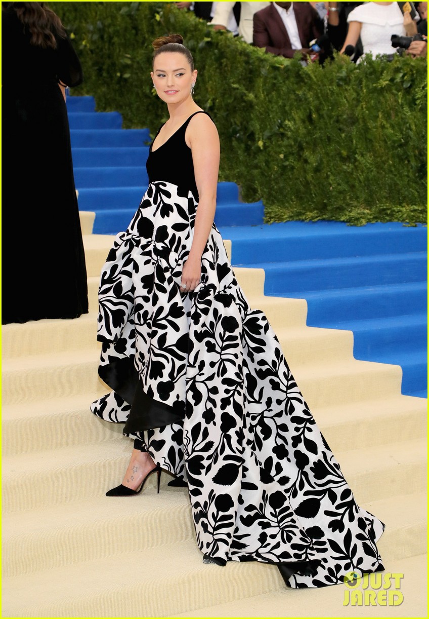Daisy Ridley's Met Gala 2017 Oscar de la Renta Dress Has Such a ...