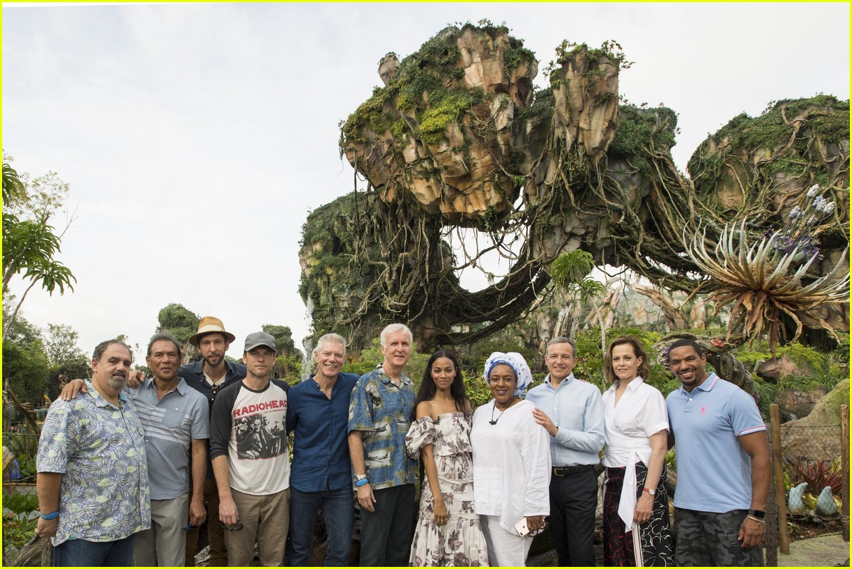 Zoe Saldana Reunites With 'Avatar' Cast at Disney World's 'Pandora ...