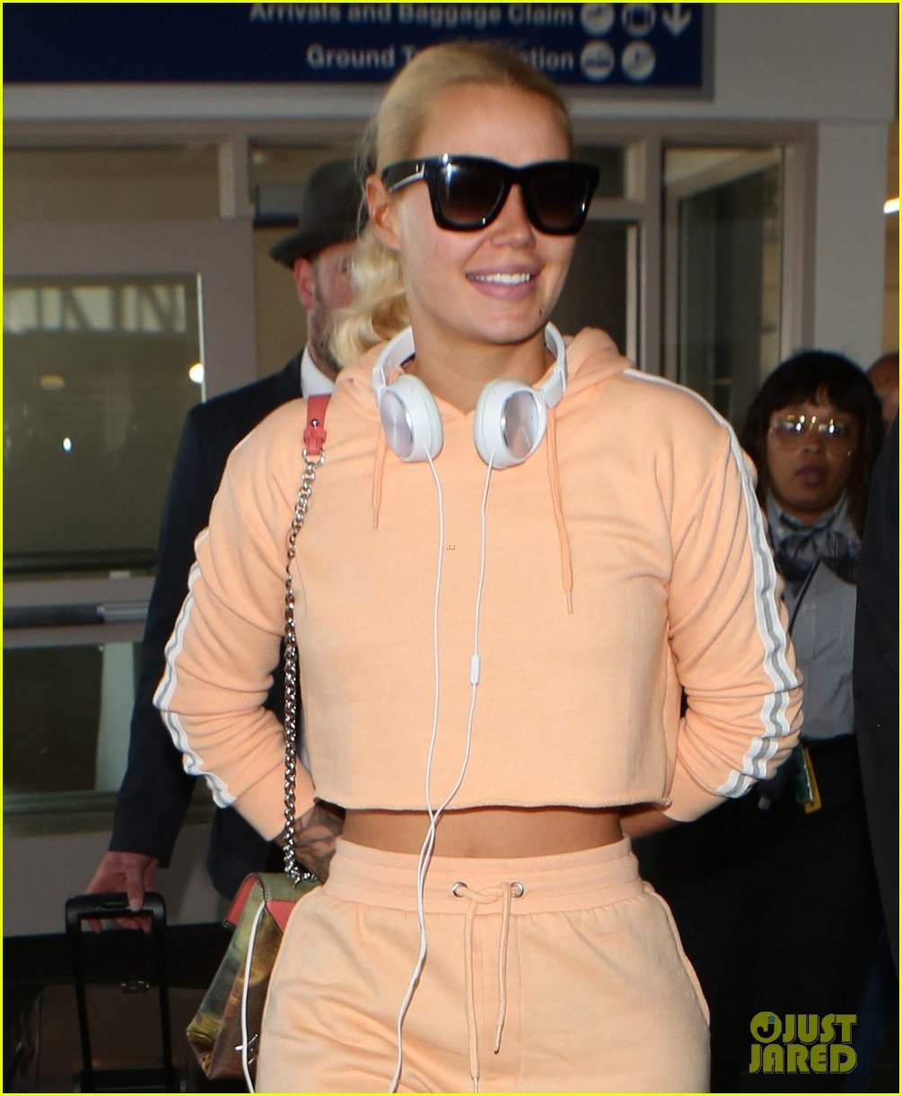 Iggy Azalea is All Smiles While Greeting Fans at LAX: Photo 3908098 ...