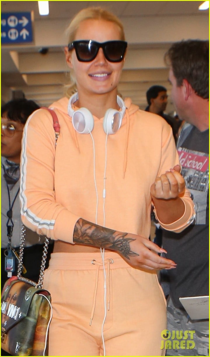 Iggy Azalea is All Smiles While Greeting Fans at LAX: Photo 3908100 ...