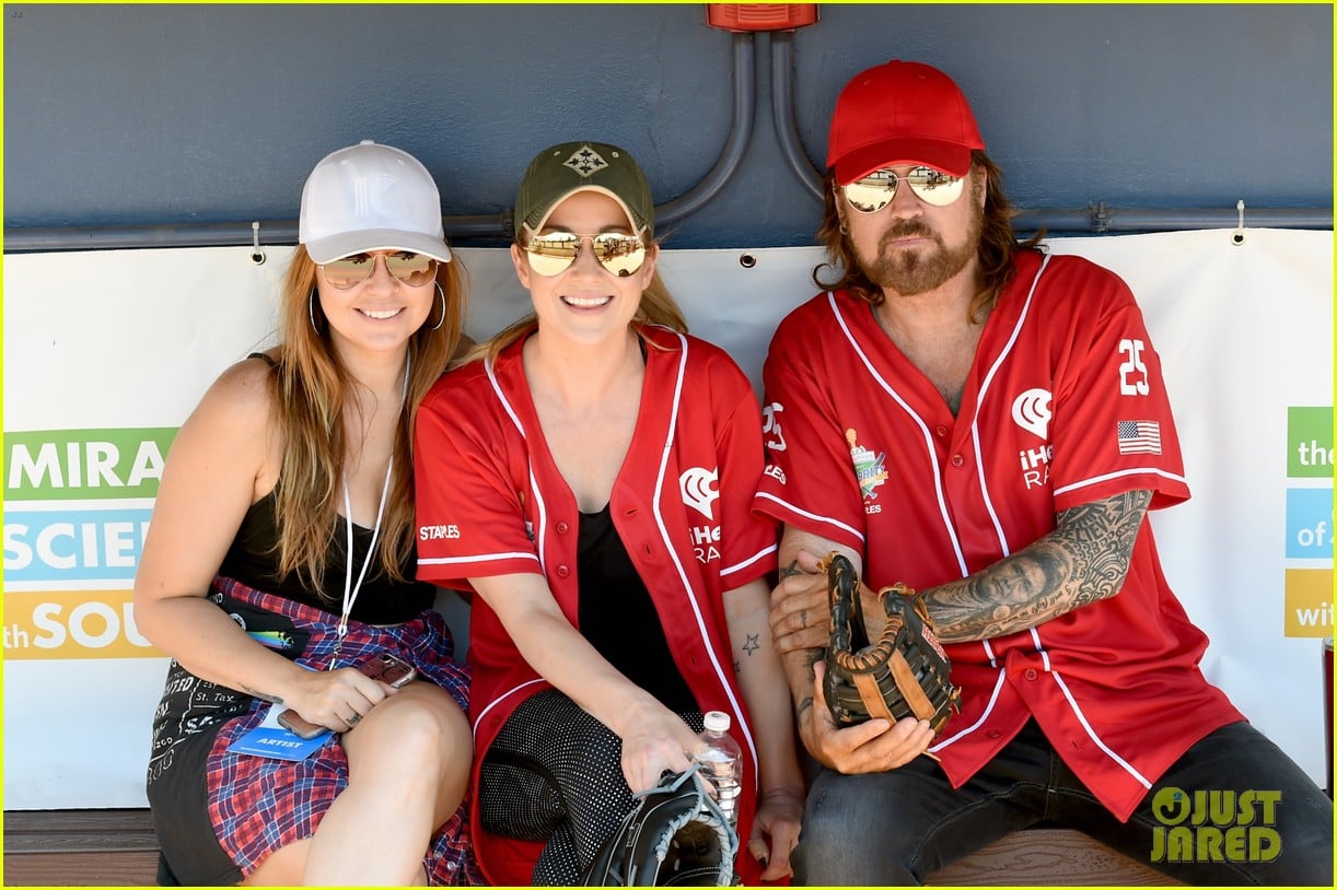 Miley Cyrus Hosts Vegan BBQ at iHeartSummer '17 (Video): Photo 3912548 ...