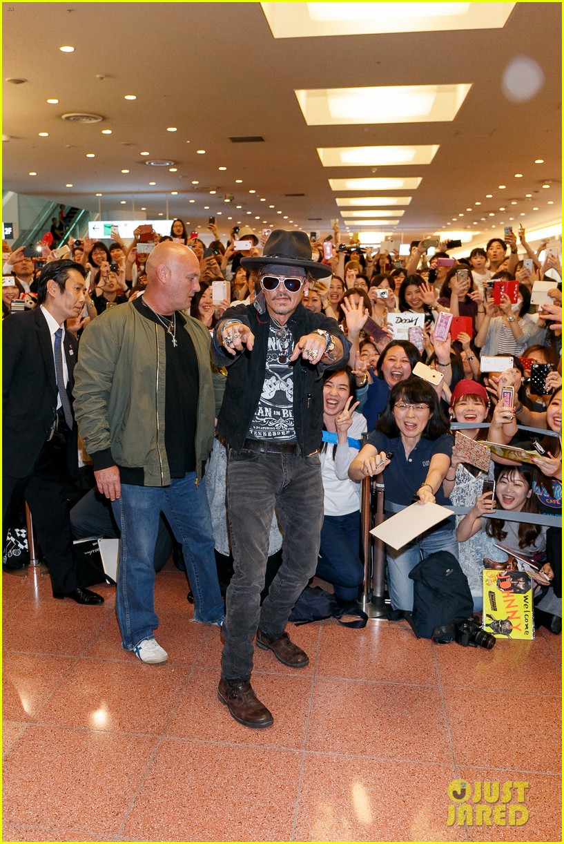 Photo: johnny depp japan airport fans 02 | Photo 3916526 | Just Jared ...