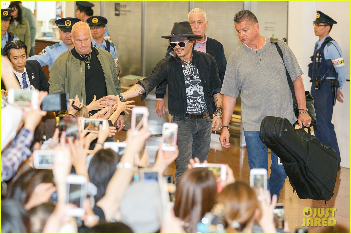 Photo: johnny depp japan airport fans 05 | Photo 3916529 | Just Jared ...
