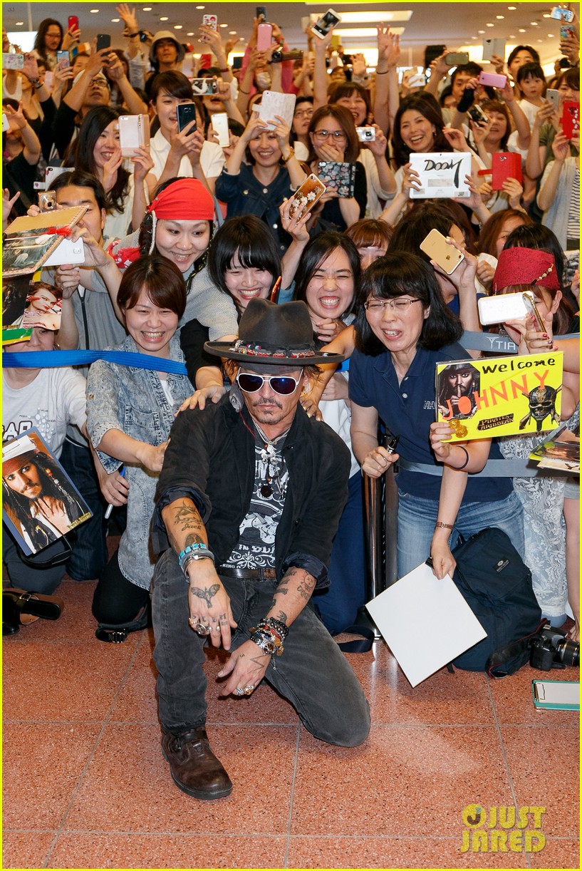 Johnny Depp Poses for Epic Photos with Fans in Japan: Photo 3916530 ...