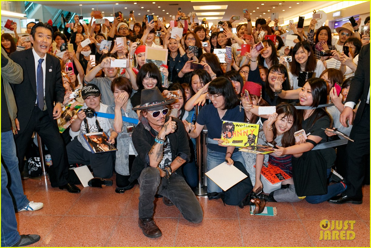 Johnny Depp Poses for Epic Photos with Fans in Japan: Photo 3916531 ...