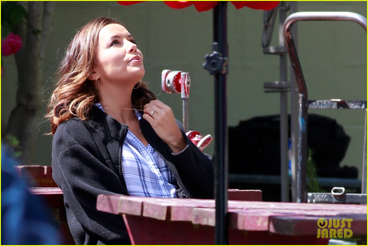 Anna Faris & Eva Longoria Stay Warm on 'Overboard' Set: Photo 3912667 ...