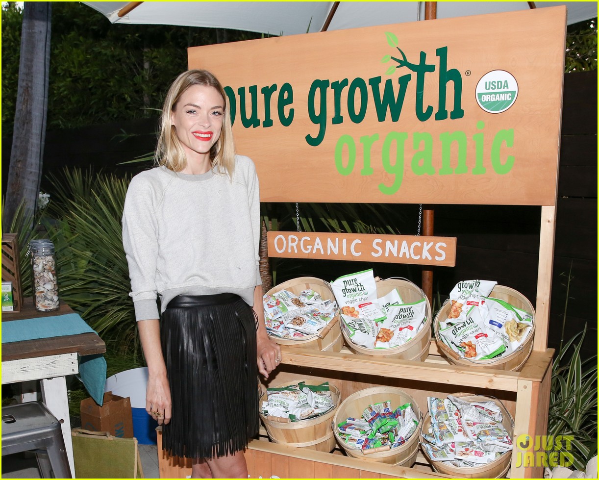 Gal Gadot Joins Famous Friends at n:Philanthropy's Give Back Garden ...