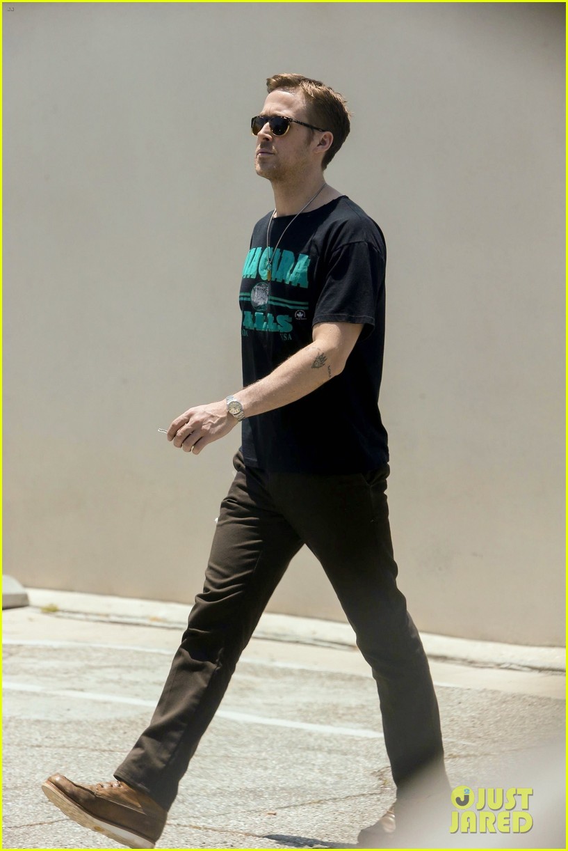 Ryan Gosling Relaxes His Muscles at an Acupuncture Clinic : Photo ...
