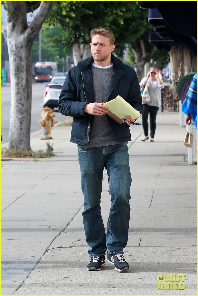 Charlie Hunnam Goes Casual for Mid-Week Lunch Outing: Photo 3907969 ...