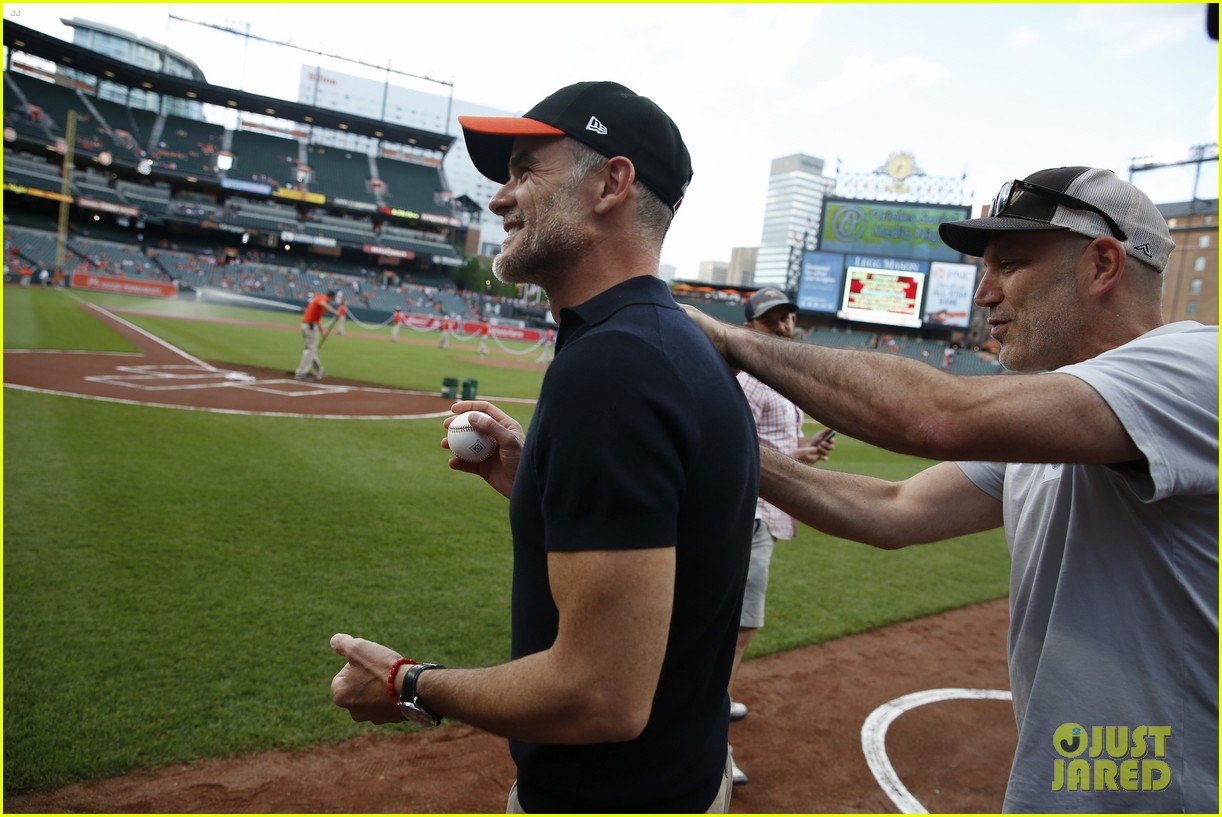 House of Cards' Michael Kelly Throws Out First Pitch for Orioles ...