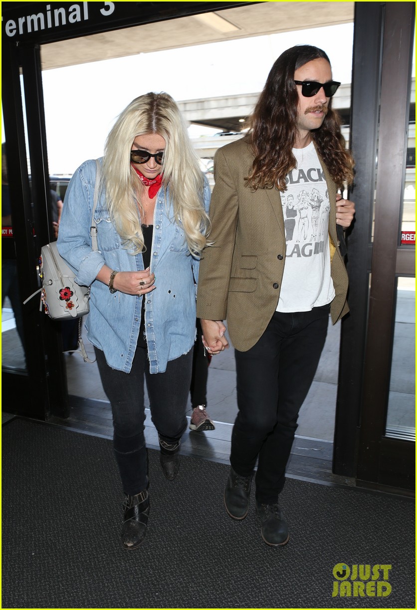 Kesha & Boyfriend Brad Ashenfelter Catch Flight Out of L.A.: Photo ...