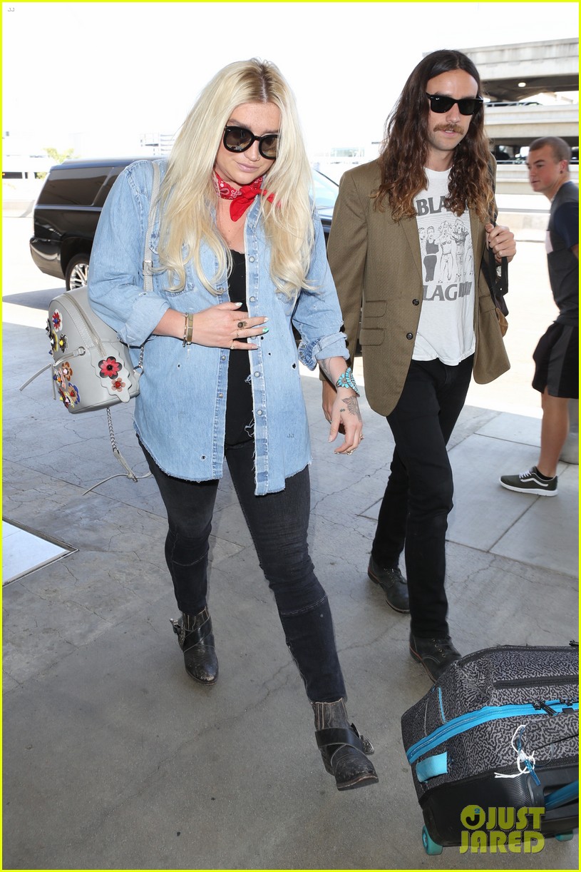 Kesha & Boyfriend Brad Ashenfelter Catch Flight Out of L.A.: Photo ...