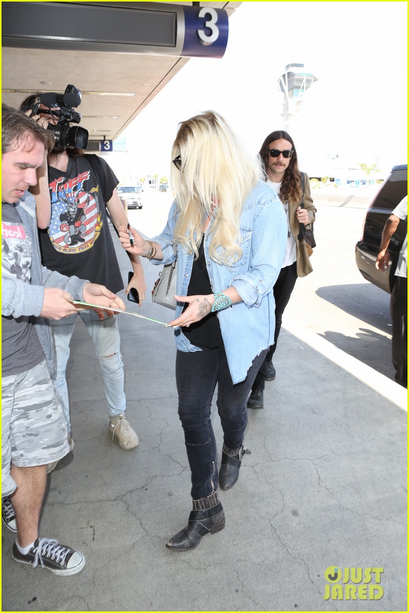 Kesha & Boyfriend Brad Ashenfelter Catch Flight Out of L.A.: Photo ...