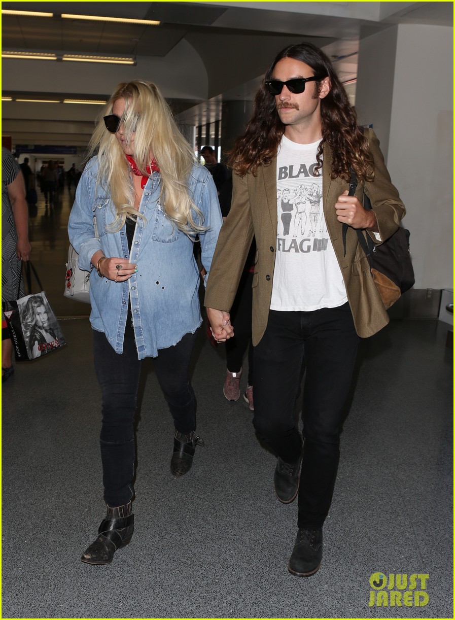 Kesha & Boyfriend Brad Ashenfelter Catch Flight Out of L.A.: Photo ...