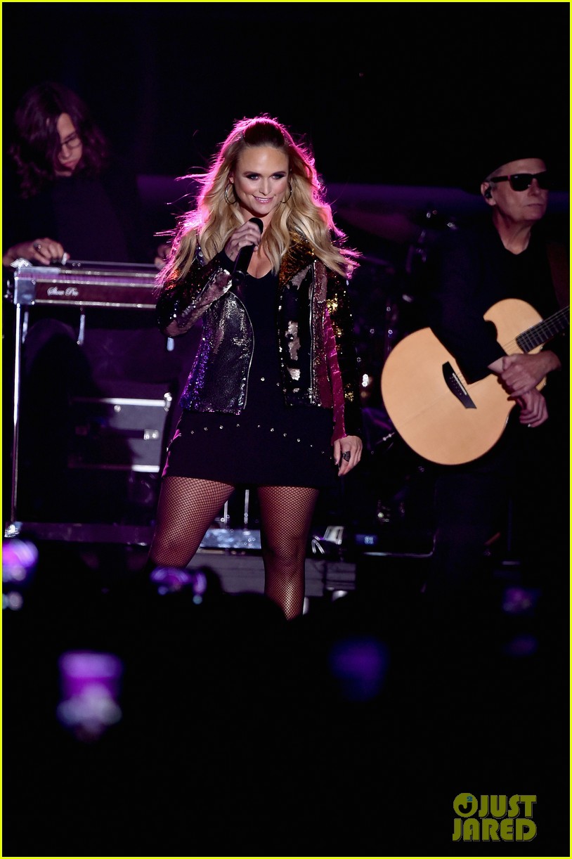 Miranda Lambert Hands Out 'Pink Sunglasses' During CMT Awards Performance!: Photo 3910938 ...