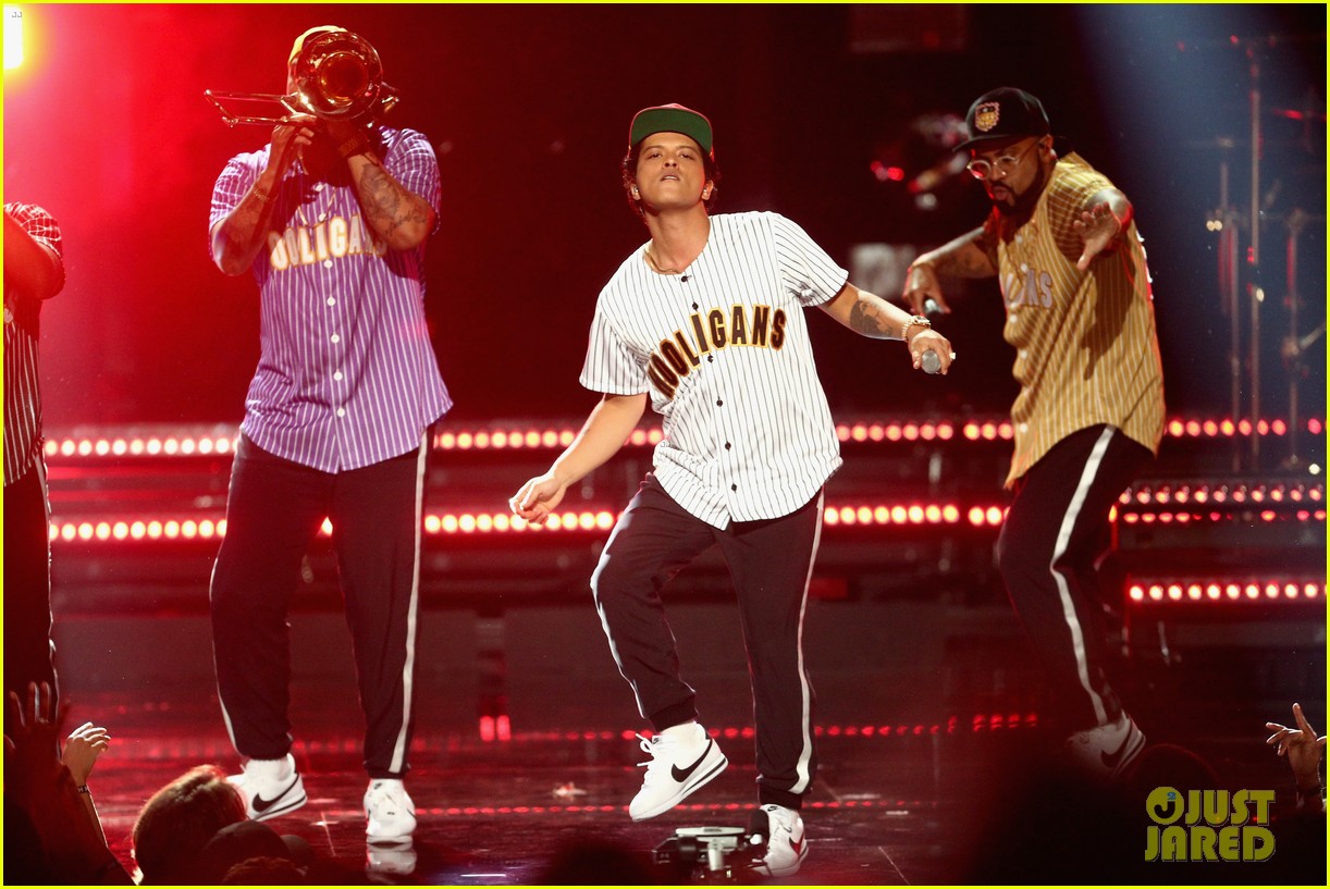 Bruno Mars Performs 'Perm' at BET Awards 2017 (Video): Photo 3919669 ...