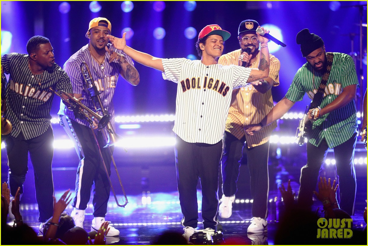 Bruno Mars Performs 'Perm' at BET Awards 2017 (Video): Photo 3919674 ...