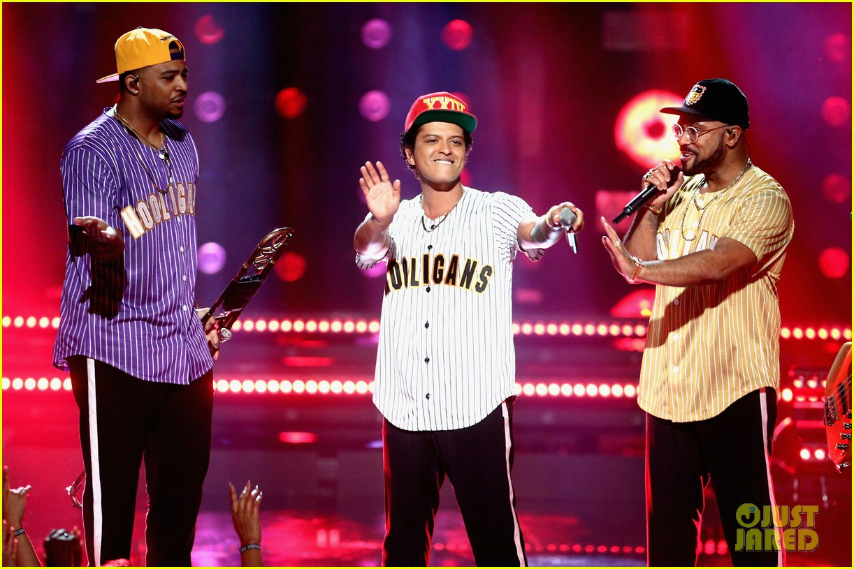 Bruno Mars Performs 'Perm' at BET Awards 2017 (Video): Photo 3919675 ...