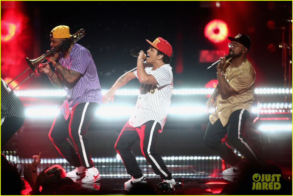 Bruno Mars Performs 'Perm' at BET Awards 2017 (Video): Photo 3919677 ...