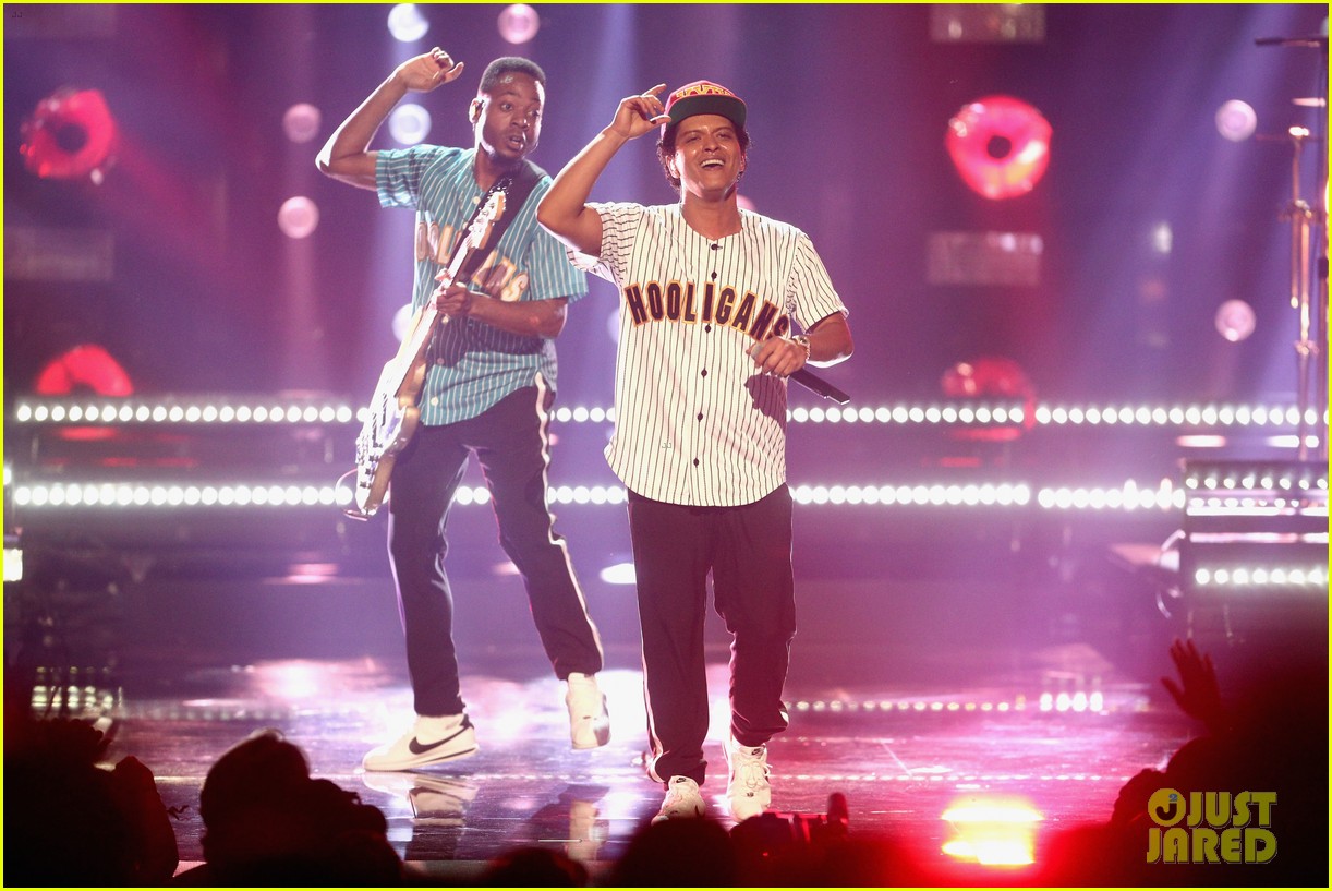 Bruno Mars Performs 'Perm' at BET Awards 2017 (Video): Photo 3919681 ...