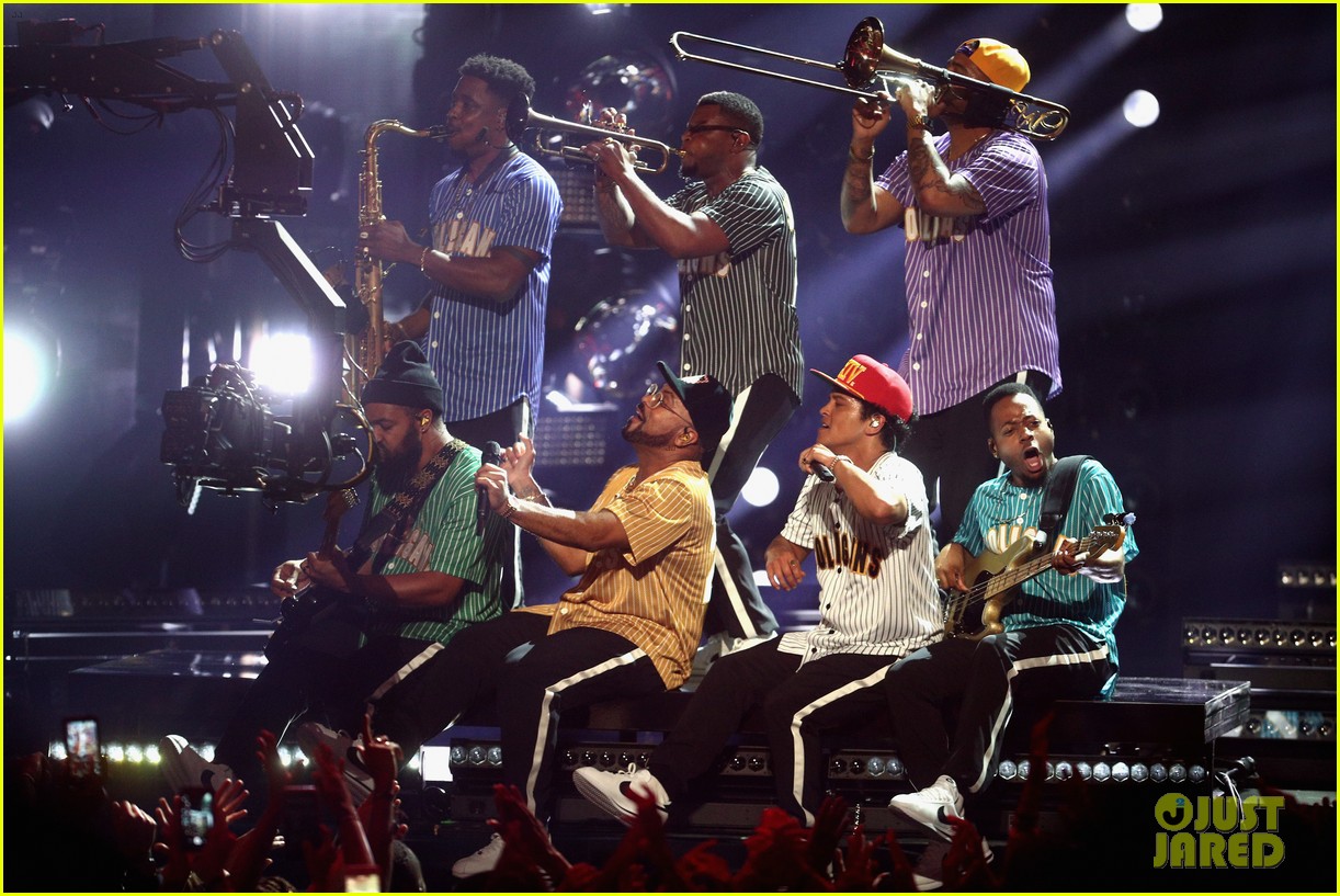 Bruno Mars Performs 'Perm' at BET Awards 2017 (Video): Photo 3919685 ...