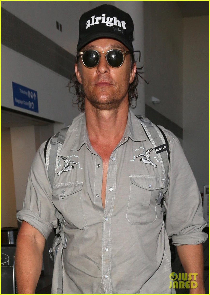 Matthew McConaughey Is 'Alright, Alright' at LAX Airport: Photo 3919614 ...