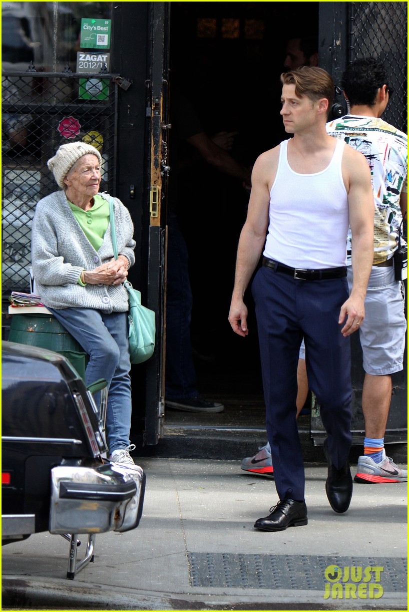 Ben McKenzie Bares His Buff Muscles on 'Gotham' Set: Photo 3921881 | Benjamin McKenzie Pictures ...