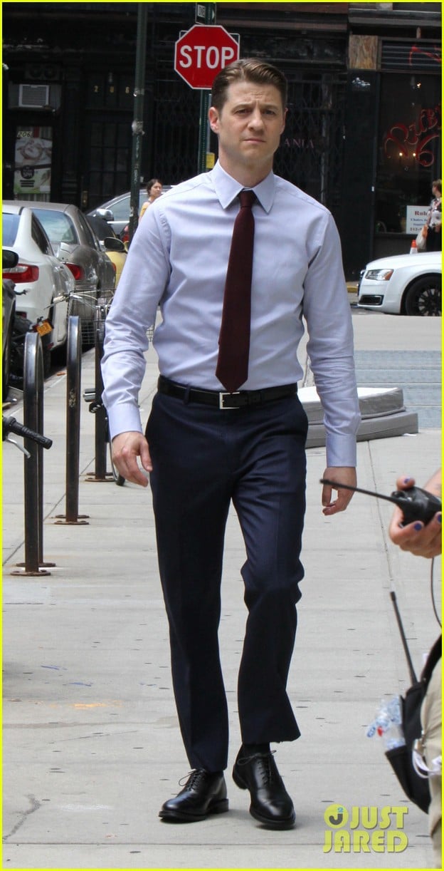 Ben McKenzie Bares His Buff Muscles on 'Gotham' Set: Photo 3921885 | Benjamin McKenzie Photos ...