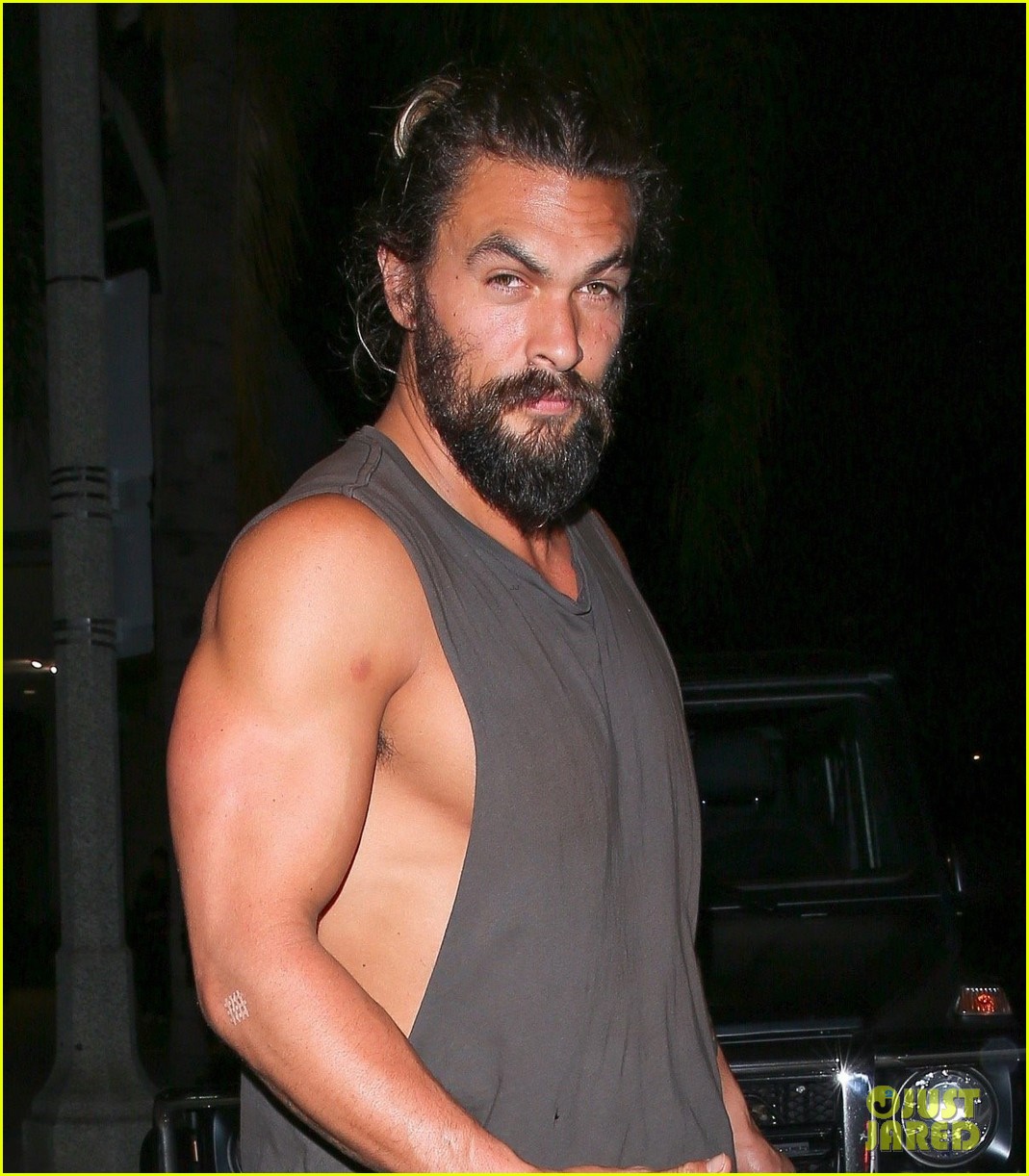Jason Momoa Muscles Up at Dinner, Bares His Biceps: Photo 3919005 ...