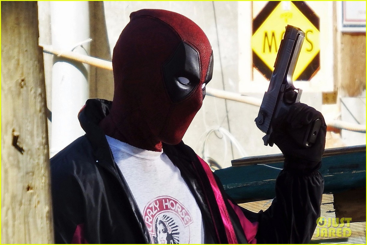 Ryan Reynolds Wields a Gun on 'Deadpool 2' Set: Photo 3920454 | Ryan ...