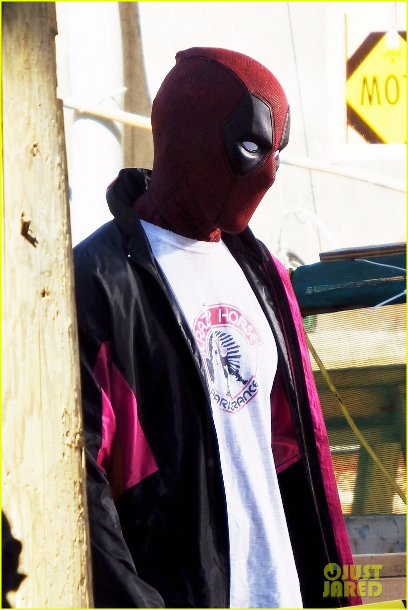 Ryan Reynolds Wields a Gun on 'Deadpool 2' Set: Photo 3920460 | Ryan ...