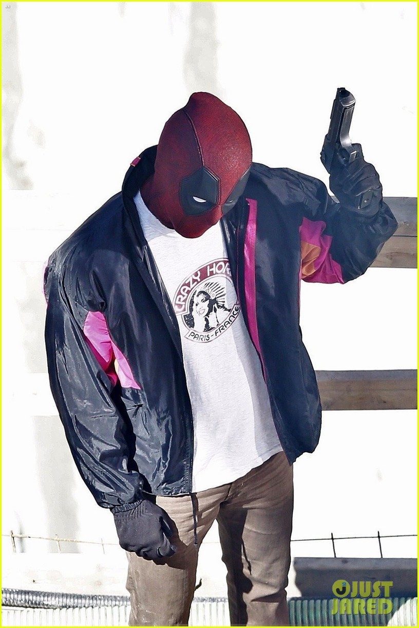 Ryan Reynolds Wields a Gun on 'Deadpool 2' Set: Photo 3920470 | Ryan ...