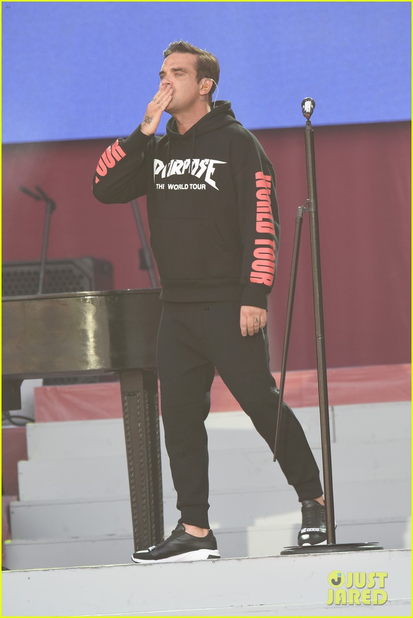 Robbie Williams Performs 'Angels' in Manchester, Crowd Sings Along with ...