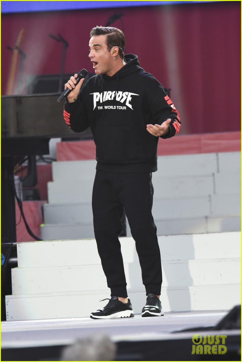 Robbie Williams Performs 'Angels' in Manchester, Crowd Sings Along with ...