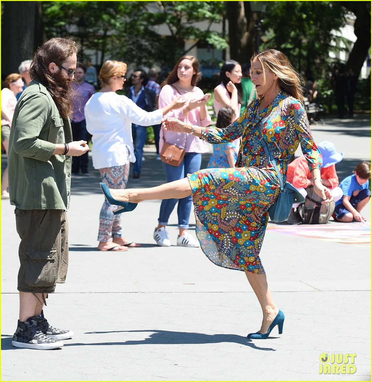 Sarah Jessica Parker Shows Off Her Hacky Sack Skills on Set: Photo ...