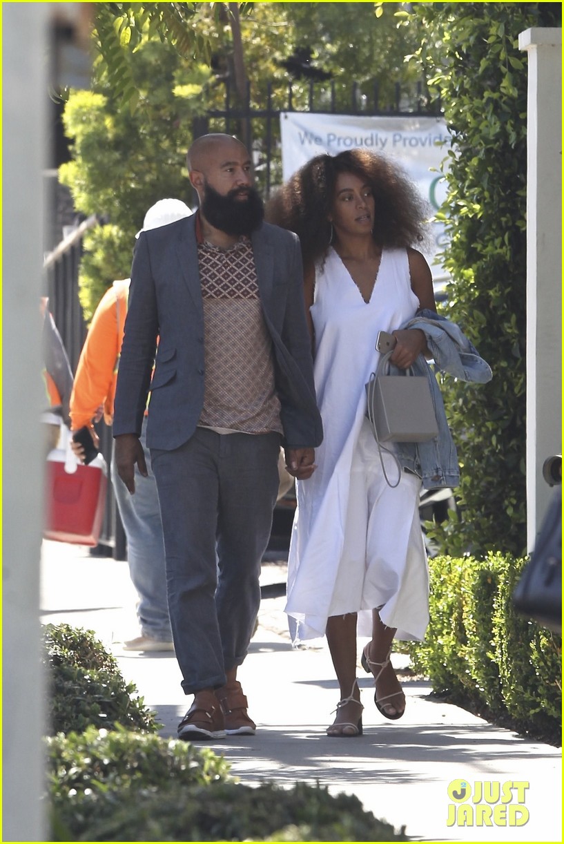 Solange Knowles Grabs Lunch Amid Beyonce Baby Rumors: Photo 3914617 ...