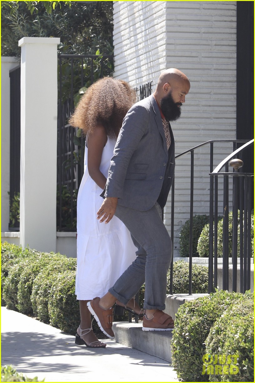 Solange Knowles Grabs Lunch Amid Beyonce Baby Rumors: Photo 3914621 ...