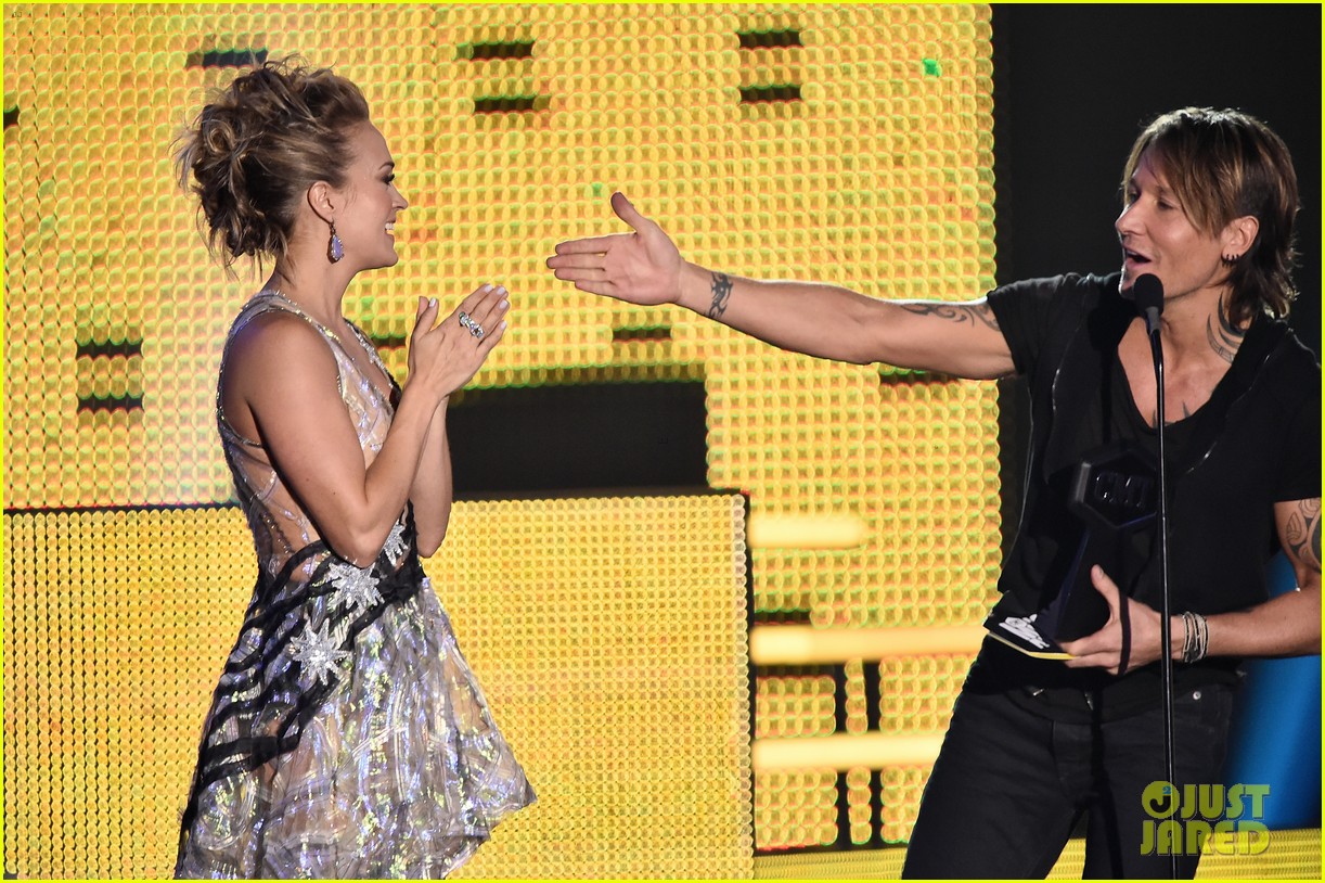 Carrie Underwood & Keith Urban Perform 'The Fighter' (with a New Twist ...