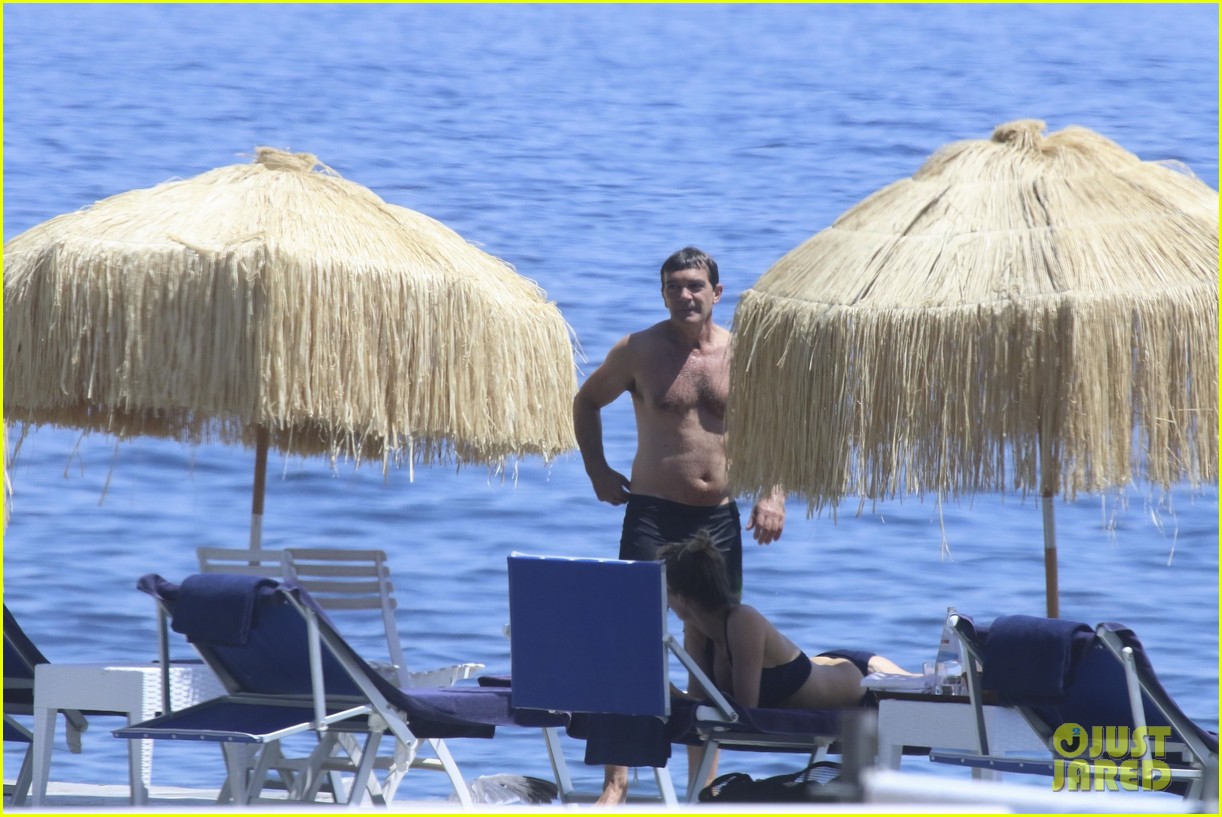 Antonio Banderas Flaunts Shirtless Body at 56 After Heart Attack: Photo ...