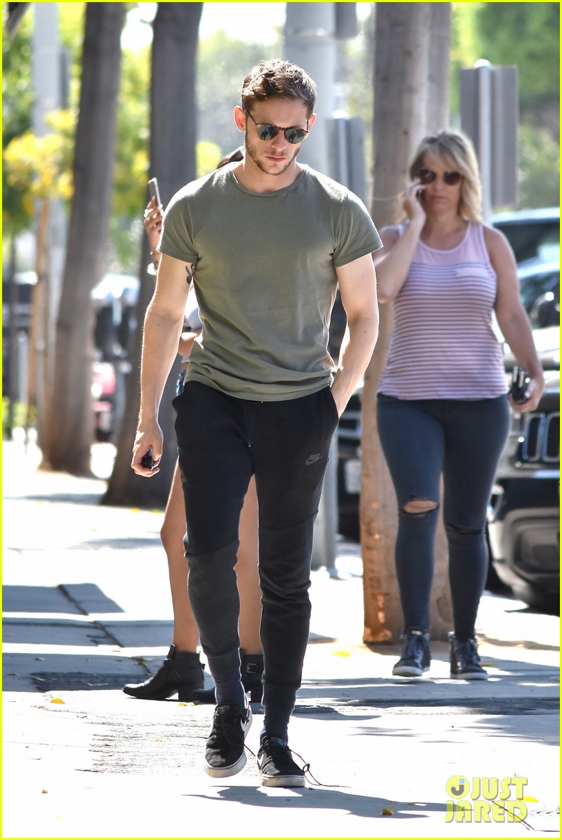 Jamie Bell Flaunts Toned Arms on His Way to Lunch: Photo 3928848 ...