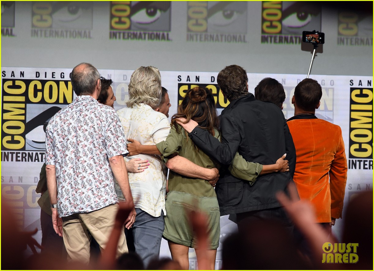 Halle Berry Chugs Whiskey, Served by Channing Tatum, at 'Kingsman 2 ...