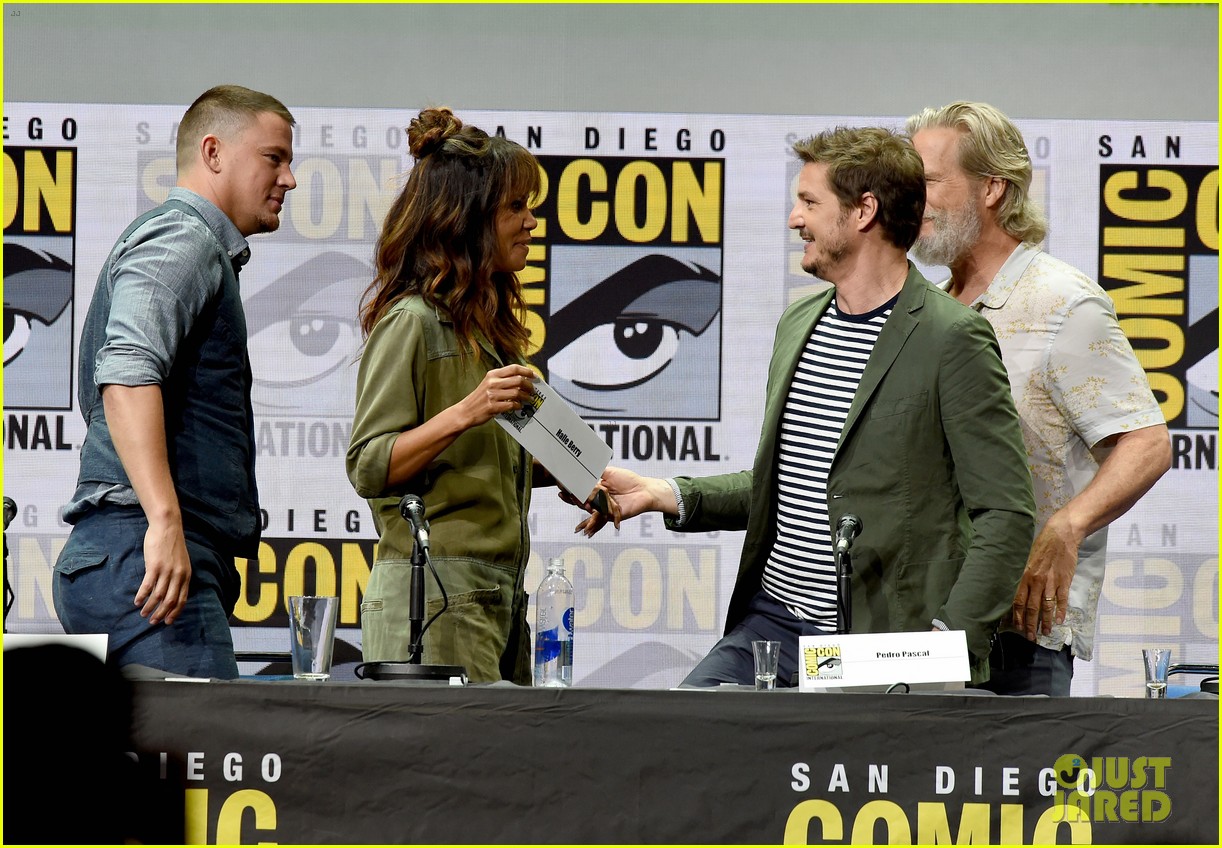 Halle Berry Chugs Whiskey, Served by Channing Tatum, at 'Kingsman 2 ...