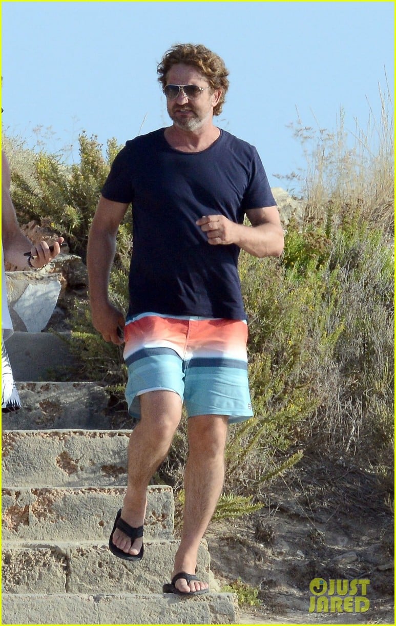 Gerard Butler Shows Off His Growing Hair During Spain Vacay: Photo ...